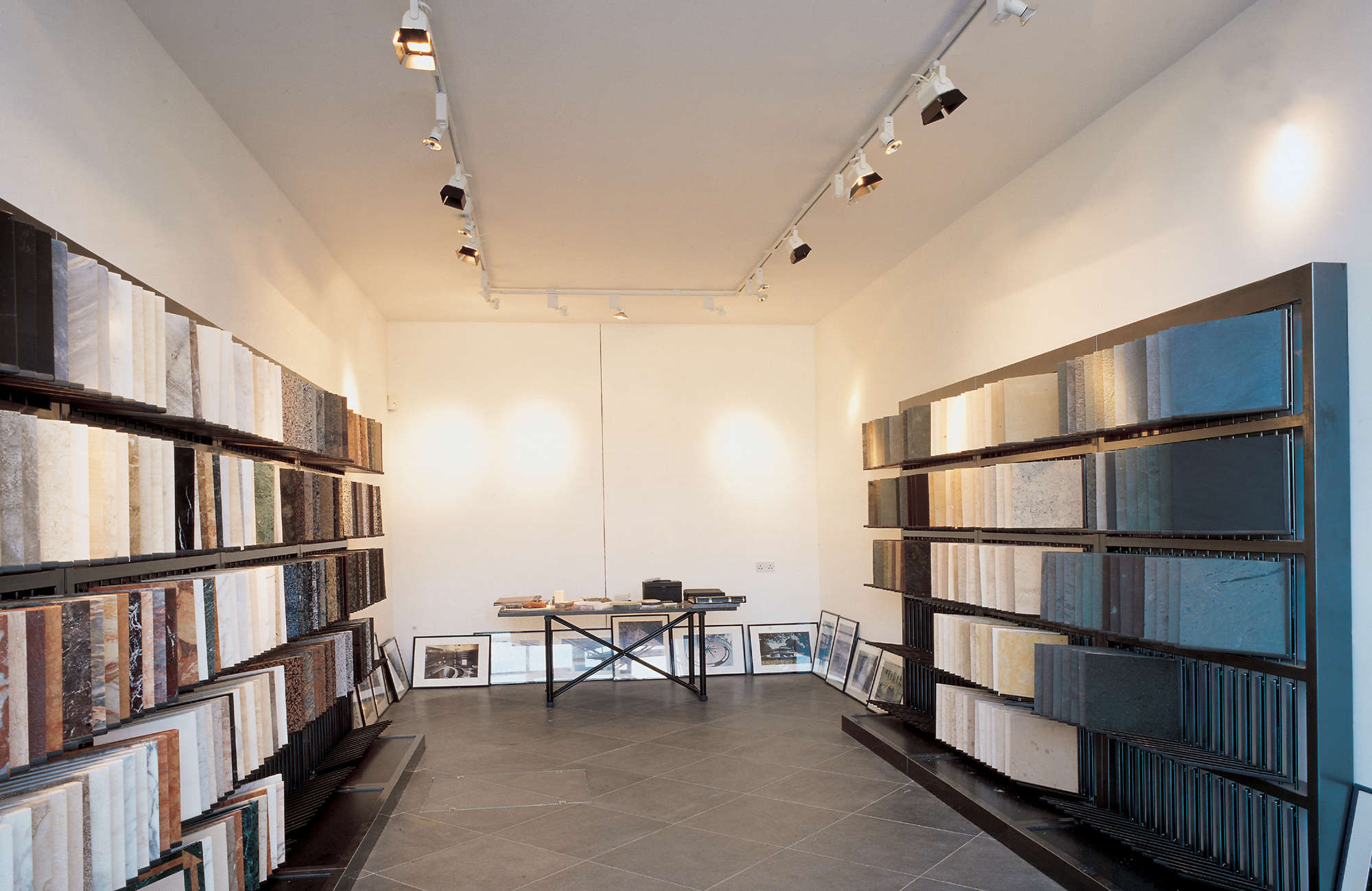 Starter Track 240V Black 1m | Mr Resistor Lighting