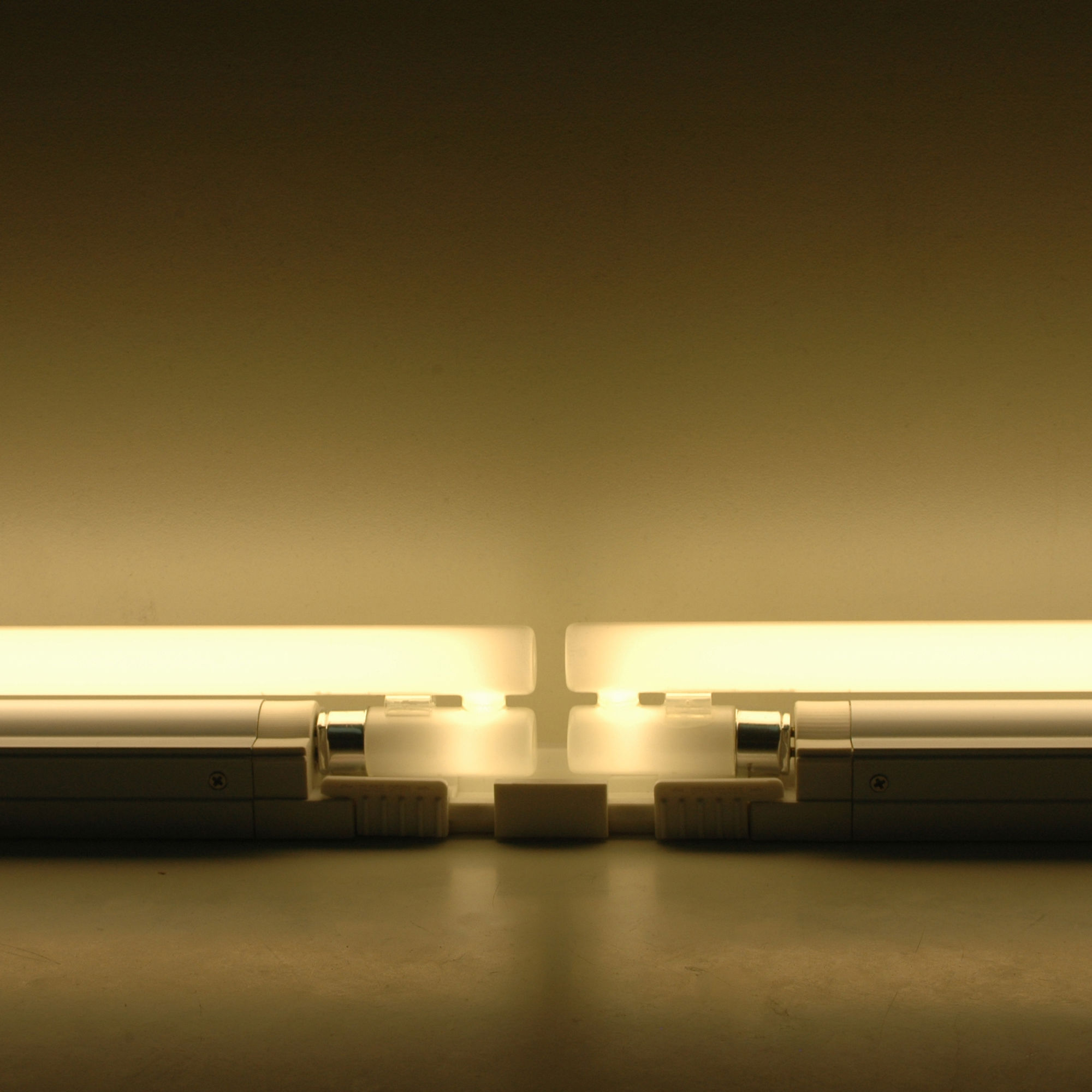 Seamless SlimLine - Standard Output 2200K Warm White 21W | Mr Resistor ...