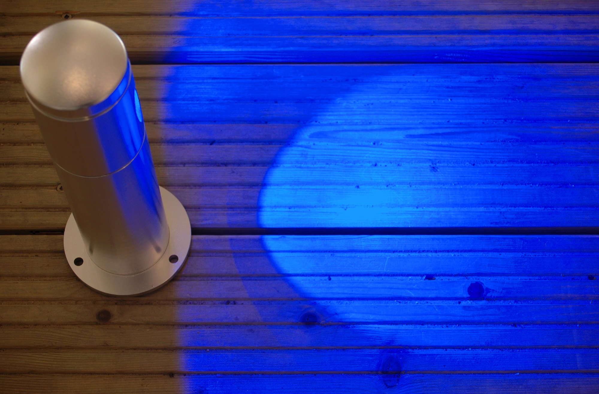 Battlestar Bollard 240V 3W Aluminium 4000K Cool White | Mr Resistor ...